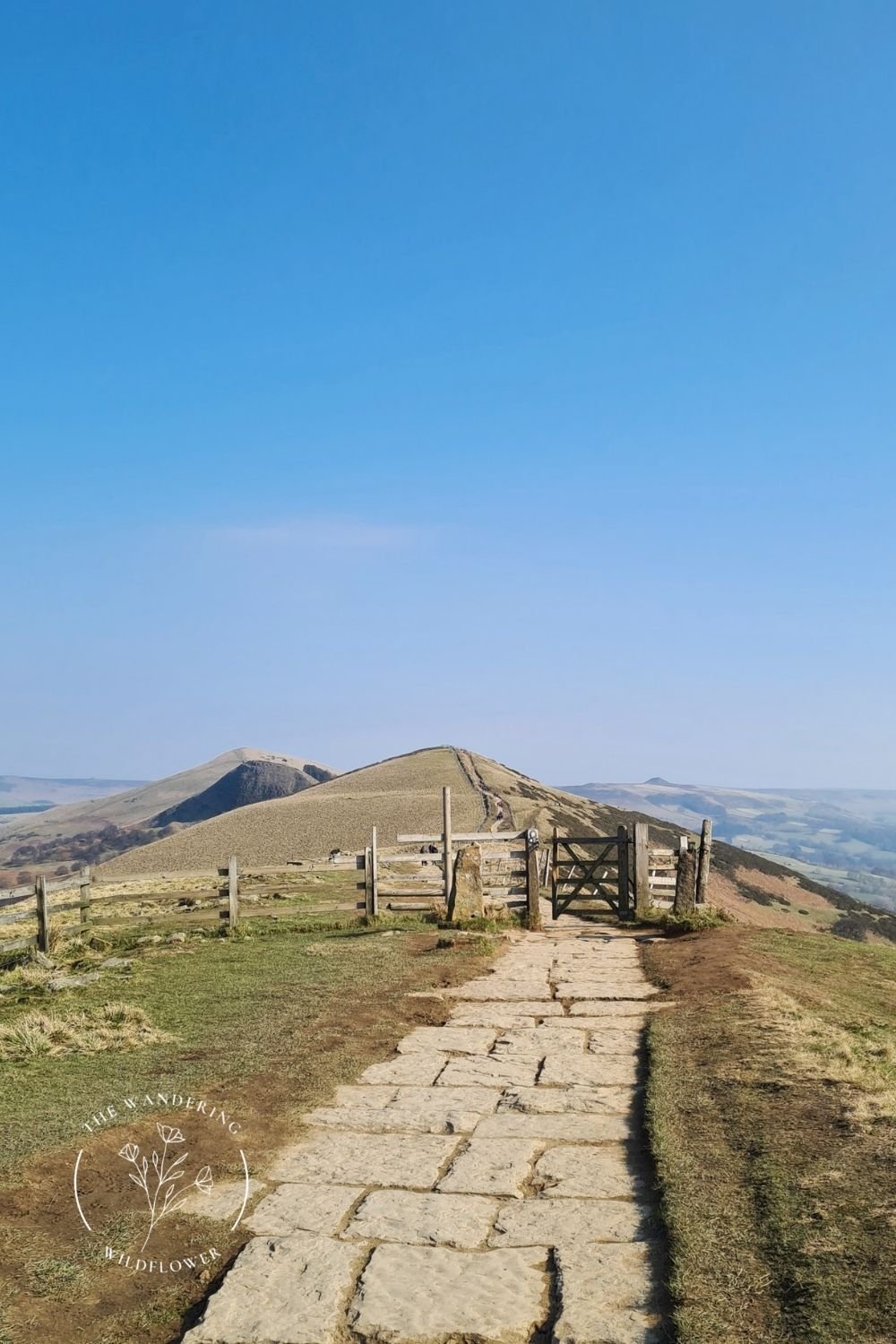 Castleton to Mam Tor Circular Walk via Cave Dale | 6 Miles