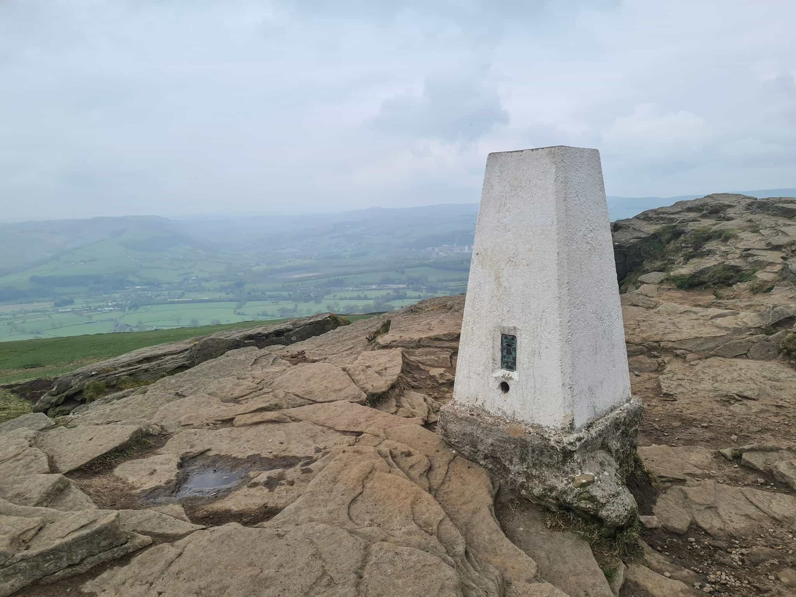 Crook Hill and Win Hill Walk via Ladybower Reservoir | 9 Miles