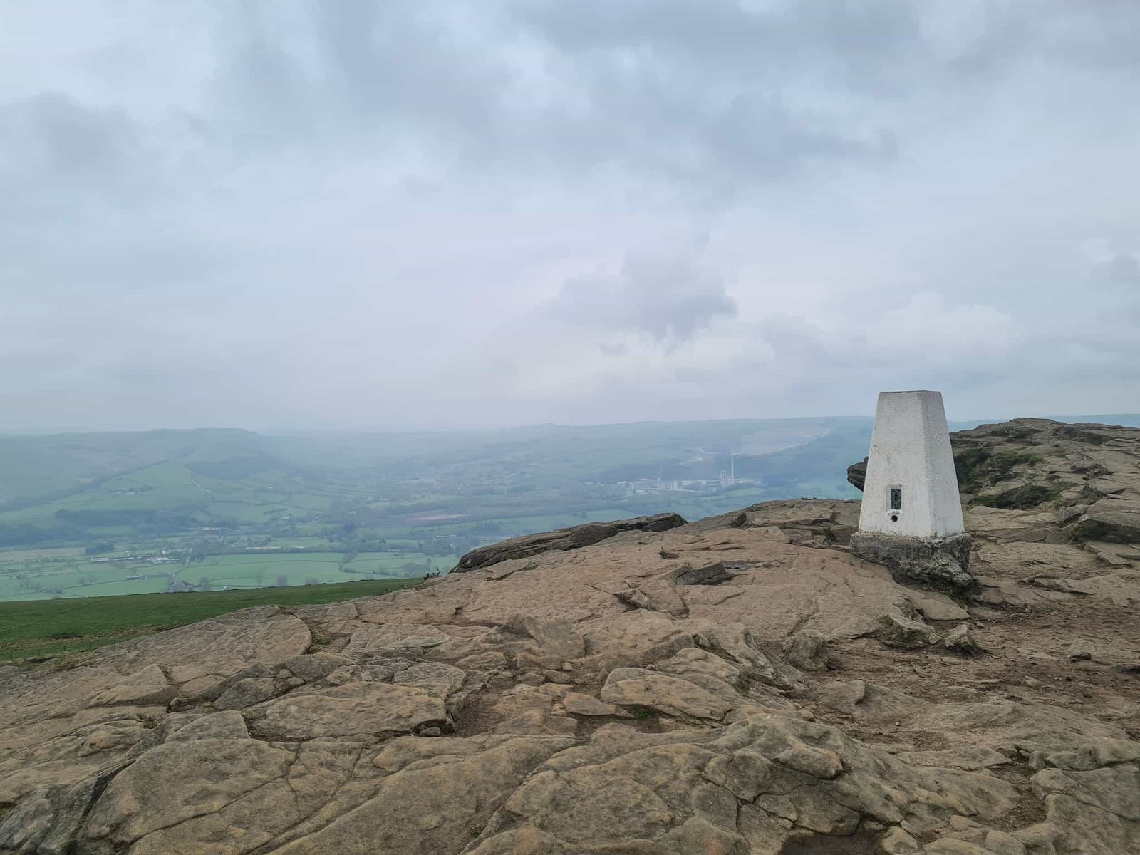 Crook Hill and Win Hill Walk via Ladybower Reservoir | 9 Miles